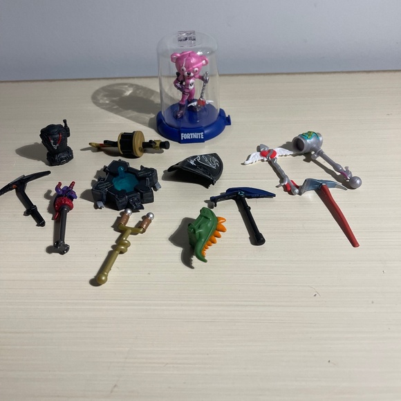 Fortnite | Toys | Fortnite Figure In Display Case Rare Weapons ...
